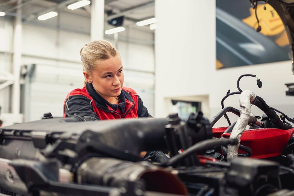 Early Careers | Car Sales Apprenticeships | JCT600 Careers - JCT600 Careers